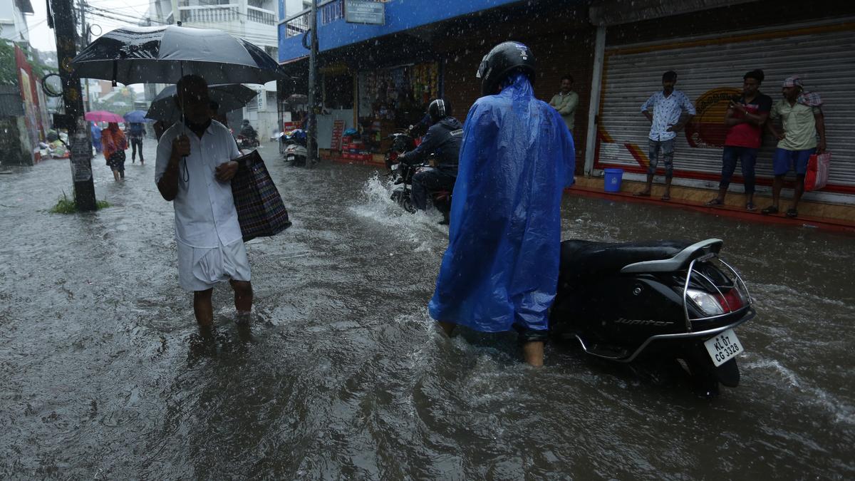Heavy rain inundates several areas in Kochi city - The Hindu