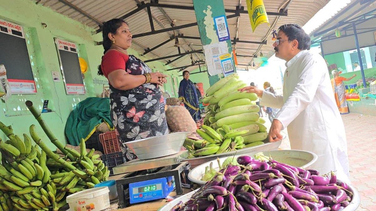 Minister inspects Vijayawada Rythu Bazaar, directs officials to ensure ...