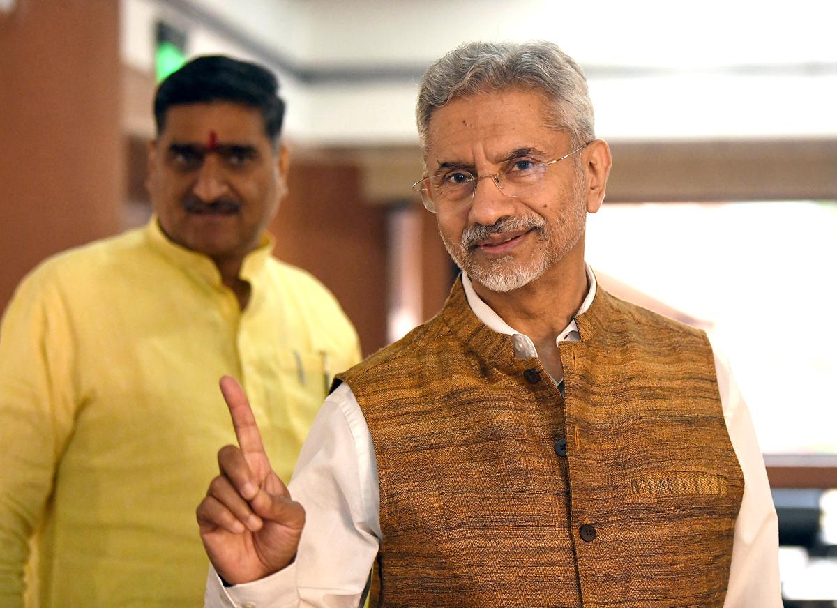 Karan Thapar and the death of the interrogative interview - The Hindu