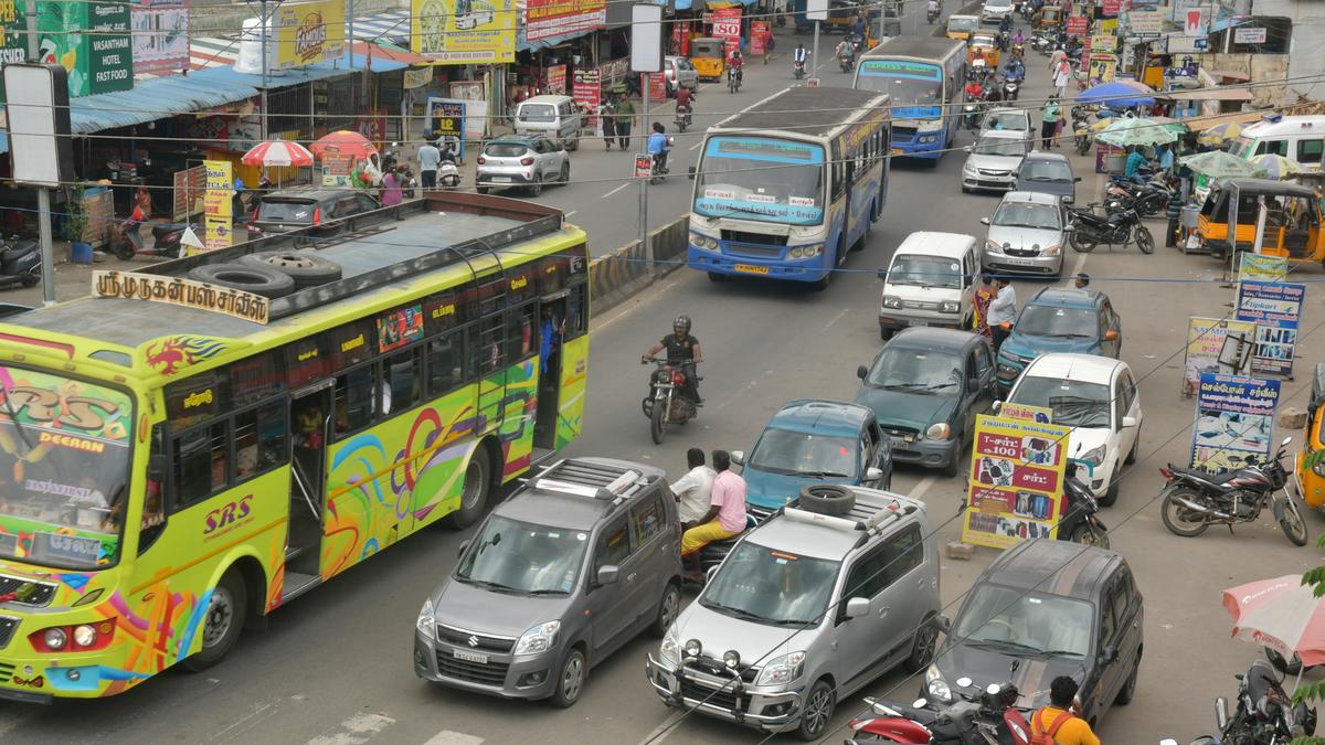 Illegal parking creates traffic chaos at new bus stand in Salem - The Hindu