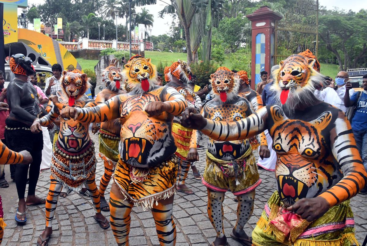 Pulikkali enthrals crowds in Thiruvananthapuram - The Hindu