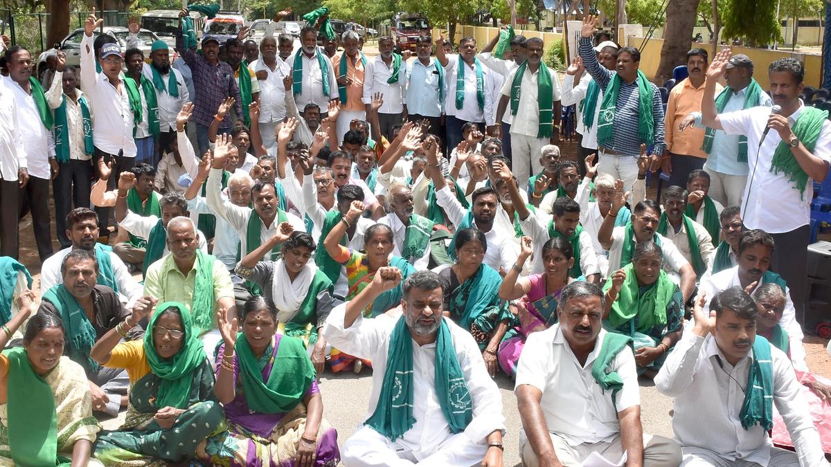 KRRS demands withdrawal of Land Reforms Amenment Act, APMC Act ...