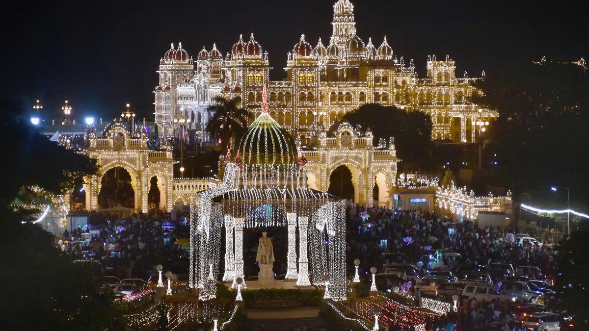 Crowds throng food festival, Yuva Dasara in Mysuru - The Hindu