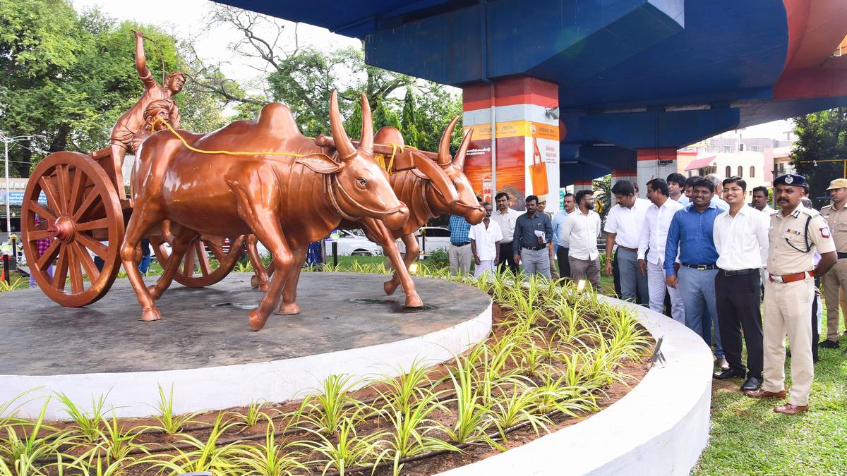 Statues unveiled at prominent roundabouts in Coimbatore - The Hindu