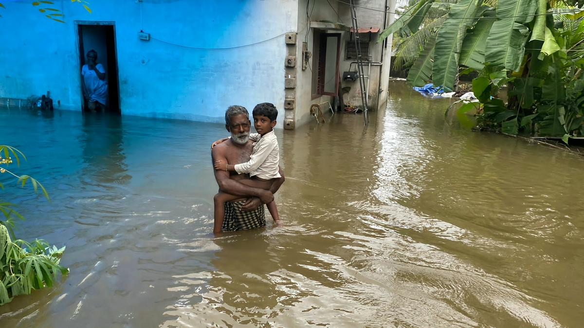 Kerala rains | Flood situation remains grim in upper Kuttanad, rough ...