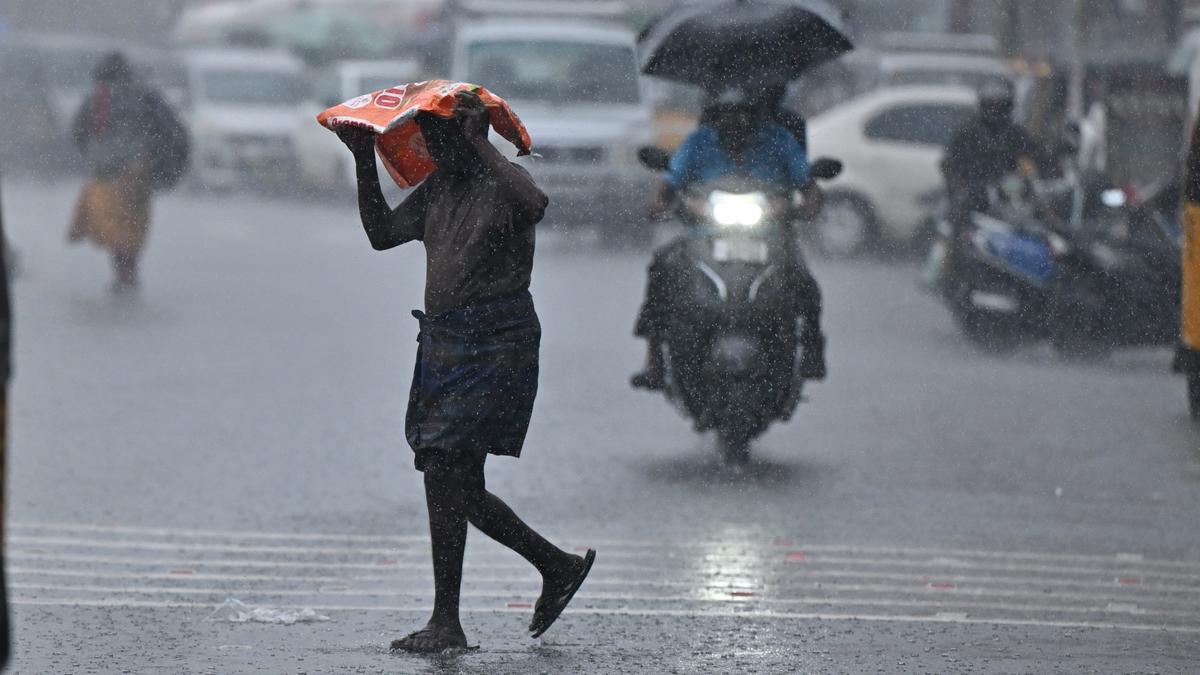 Rain lashes Salem, Erode, and Namakkal districts; Tourists banned at ...