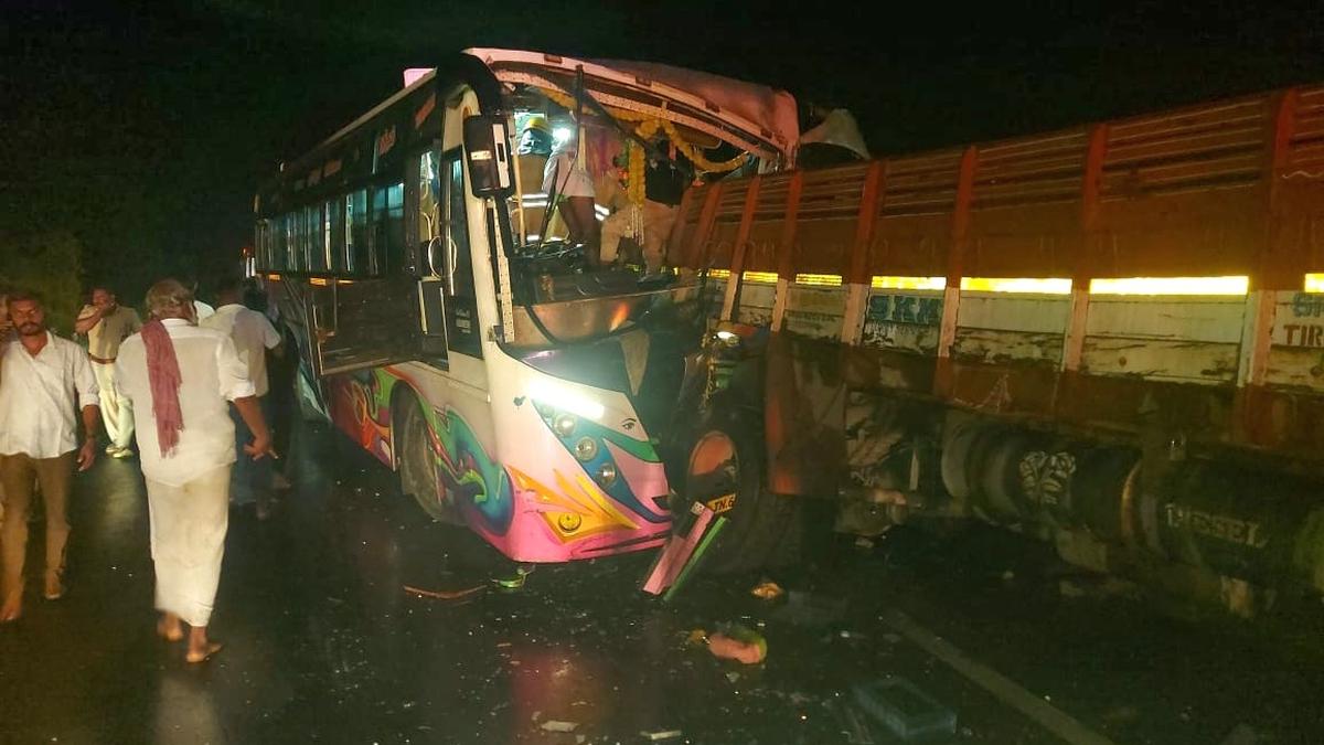 Woman killed, 10 policemen injured as bus rams stationary lorry near Sivaganga - The Hindu
