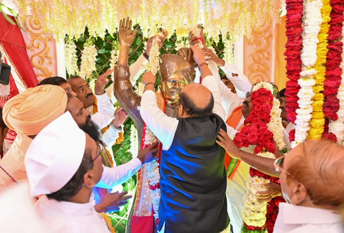 Chief Minister offers special puja at Dattatreya temple and Sangam in ...