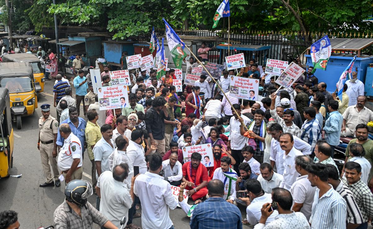 GVMC continues ‘Operation Lungs’ in Vizag amid protests by vendors ...