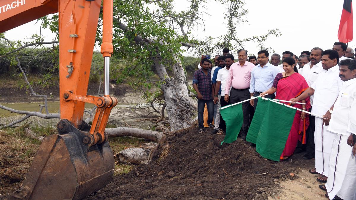 Desilting of Korampallam tank gets underway in Thoothukudi - The Hindu