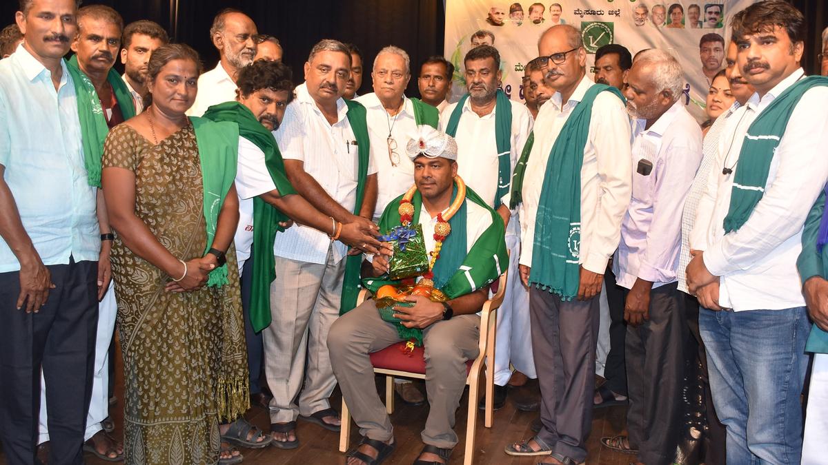 Karnataka Rajya Raitha Sangha felicitates Darshan Puttannaiah - The Hindu