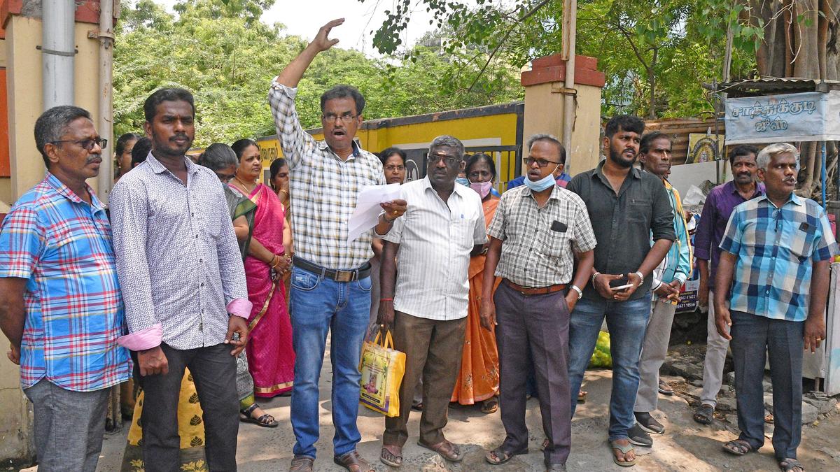 LIC employees stage demonstration - The Hindu