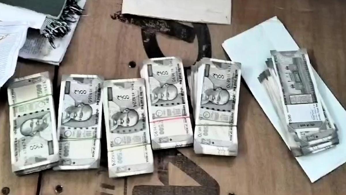 DVAC raids office of DE Highways in Paramakudi - The Hindu