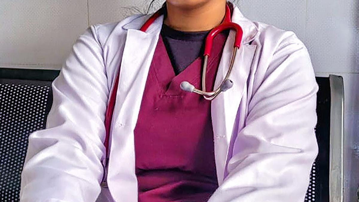 House surgeon stabbed to death by patient at Kottarakara taluk hospital - The Hindu