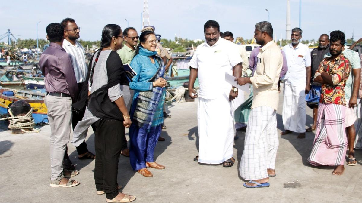 Fisheries official inspects Rameswaram jetty - The Hindu