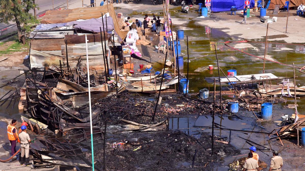 Two charred to death in fire at crackers’ stalls in Vijayawada - The Hindu