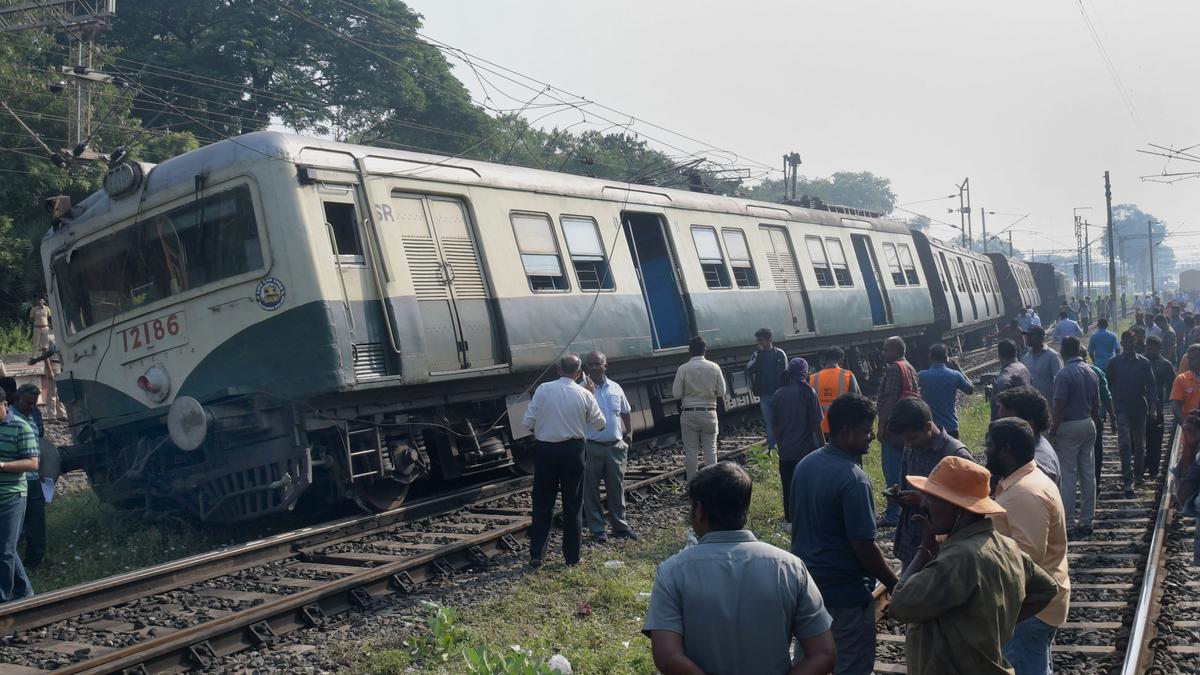 Empty rakes of suburban train derails near Avadi in Chennai - The Hindu