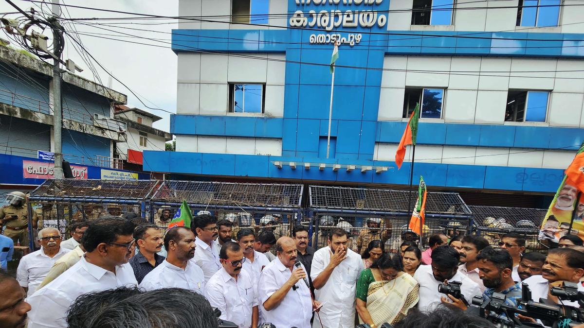 High drama ensues days after bribery case rocks Thodupuzha Municipality ...