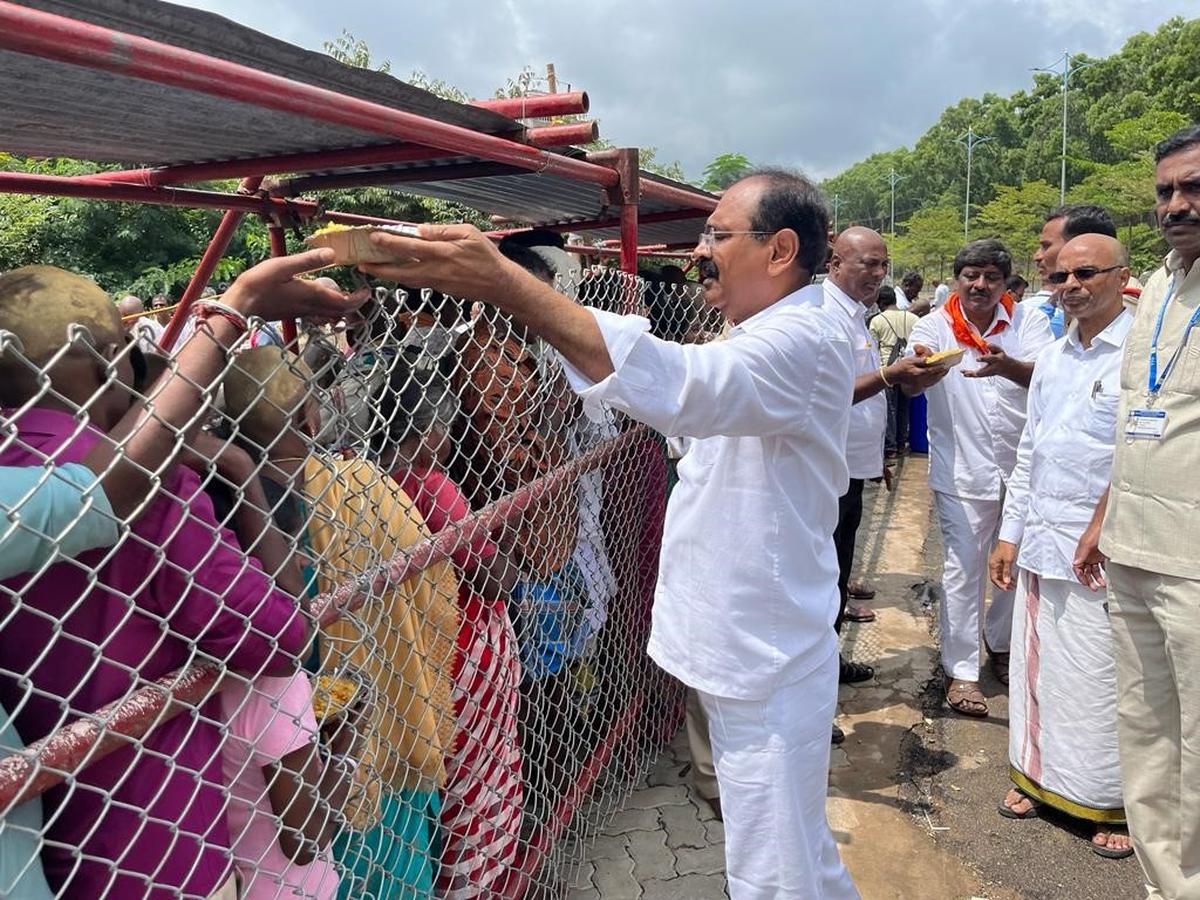 Andhra Pradesh: Waiting time for devotees in Sarva darshan queue stretches up to 48 hours - The ...