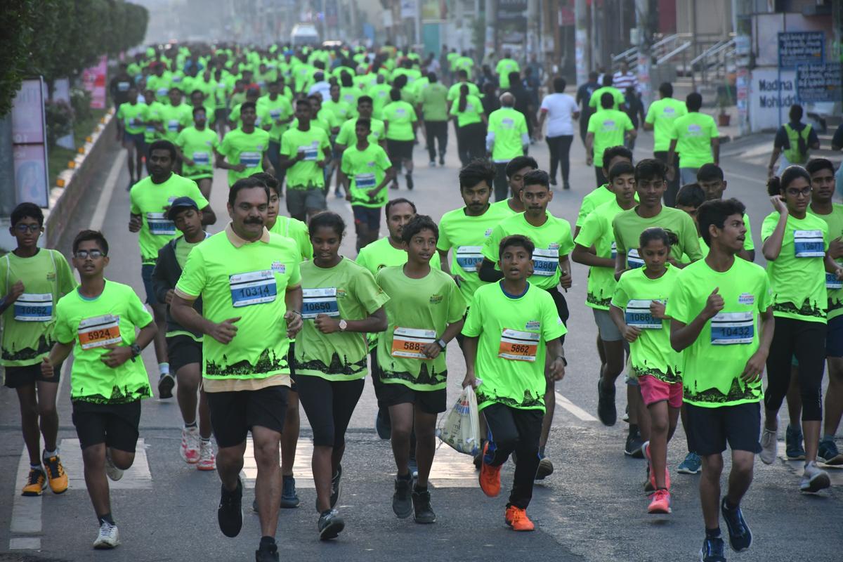 Scores take part in Vijayawada Marathon - The Hindu