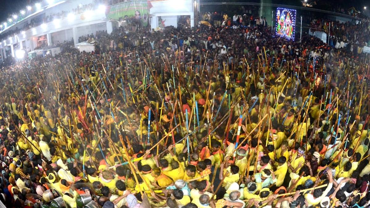 70 injured in Banni festival at Devaragattu - The Hindu