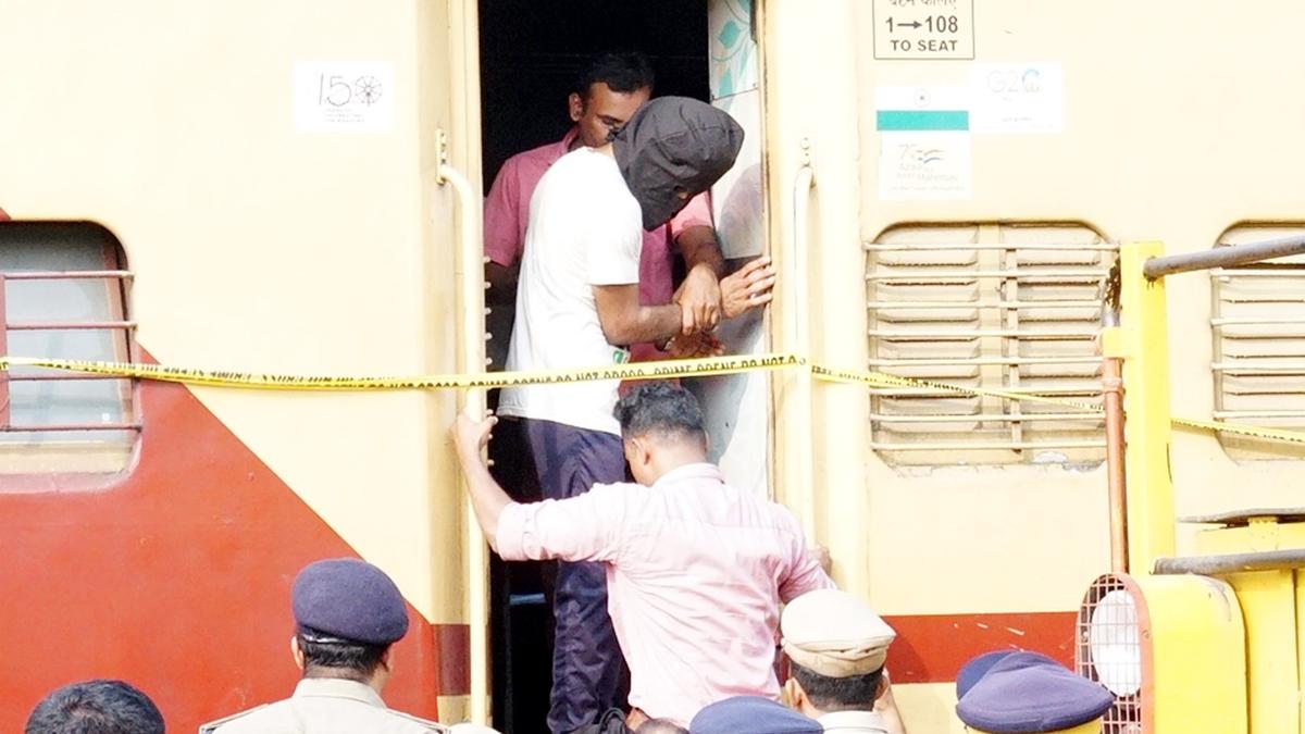 Kozhikode train arson: prime suspect’s alleged links to extremist groups under scanner - The Hindu