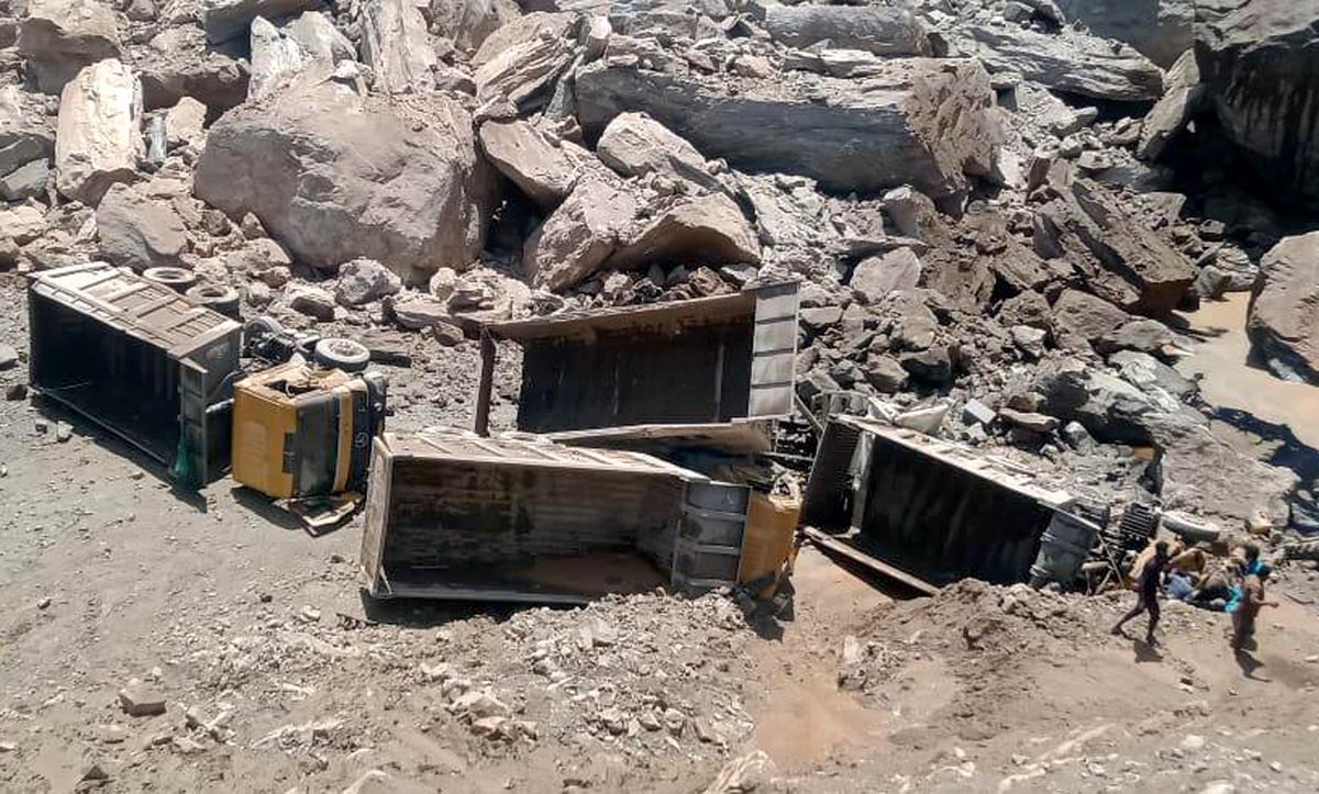 Eight workers feared trapped in stone quarry collapse in Karnataka ...