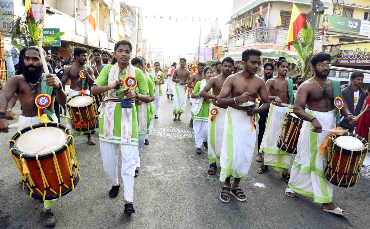 Colourful start to Kannada Sahitya Sammelana in Haveri - The Hindu