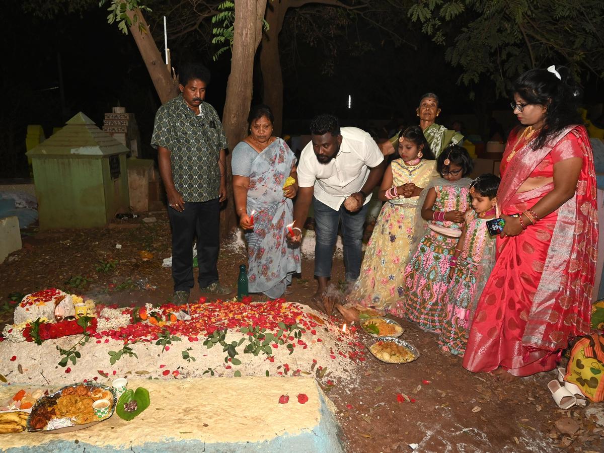 Graveyard fair ‘kallarai thirunal’ celebrated in Hubballi - The Hindu