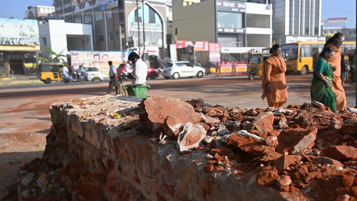 Earthmover operator dies in Madurai as arch collapses during demolition - The Hindu