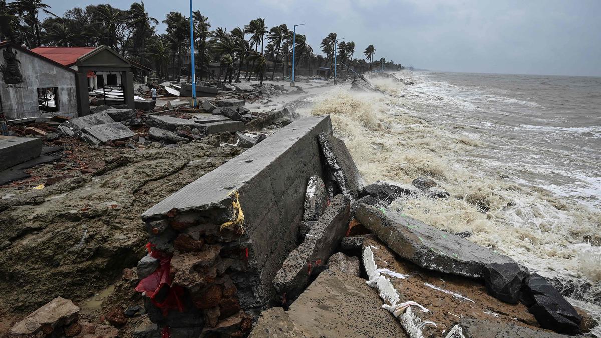Water level rises in Calcutta (Kolkata), India: Map, Causes ...