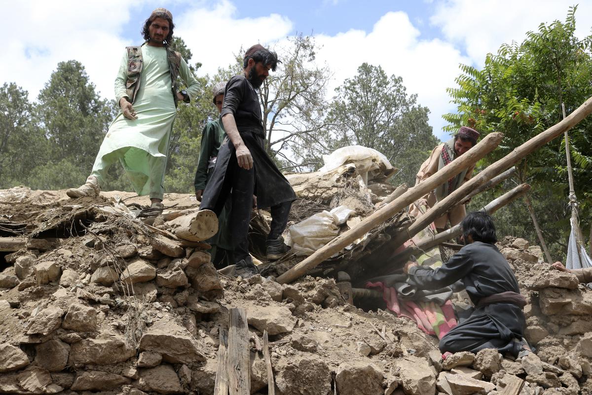 Afghans bury dead, dig by hand for survivors after earthquake kills ...