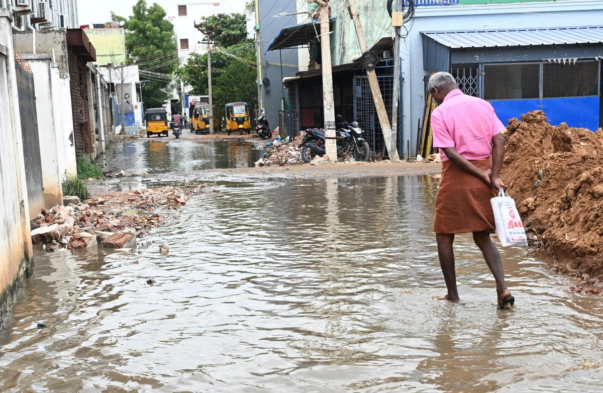 Ramanathapuram residents decry persistent sewage overflow - The Hindu