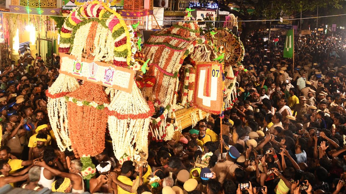 Lord Kallazhagar embarks on return journey to His abode - The Hindu