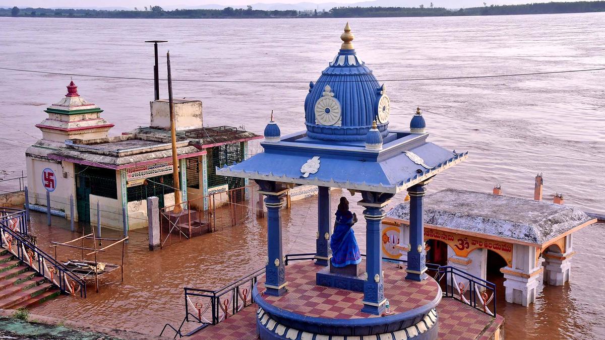 First flood warning for Godavari issued at Bhadrachalam - The Hindu