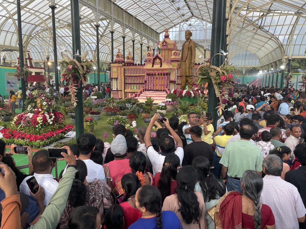 Flower show at Lalbagh draws more than 90,000 visitors over weekend - The Hindu