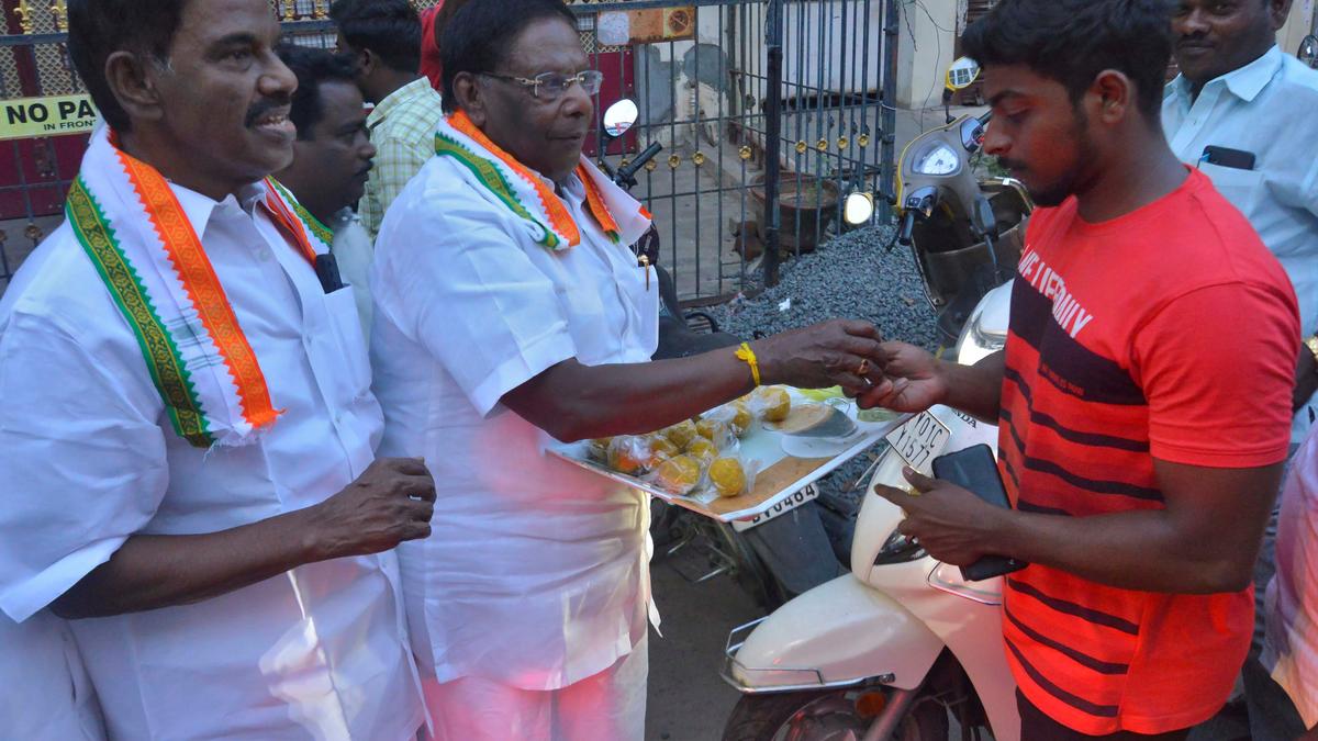 Congress workers celebrate Mallikarjun Kharge’s victory - The Hindu