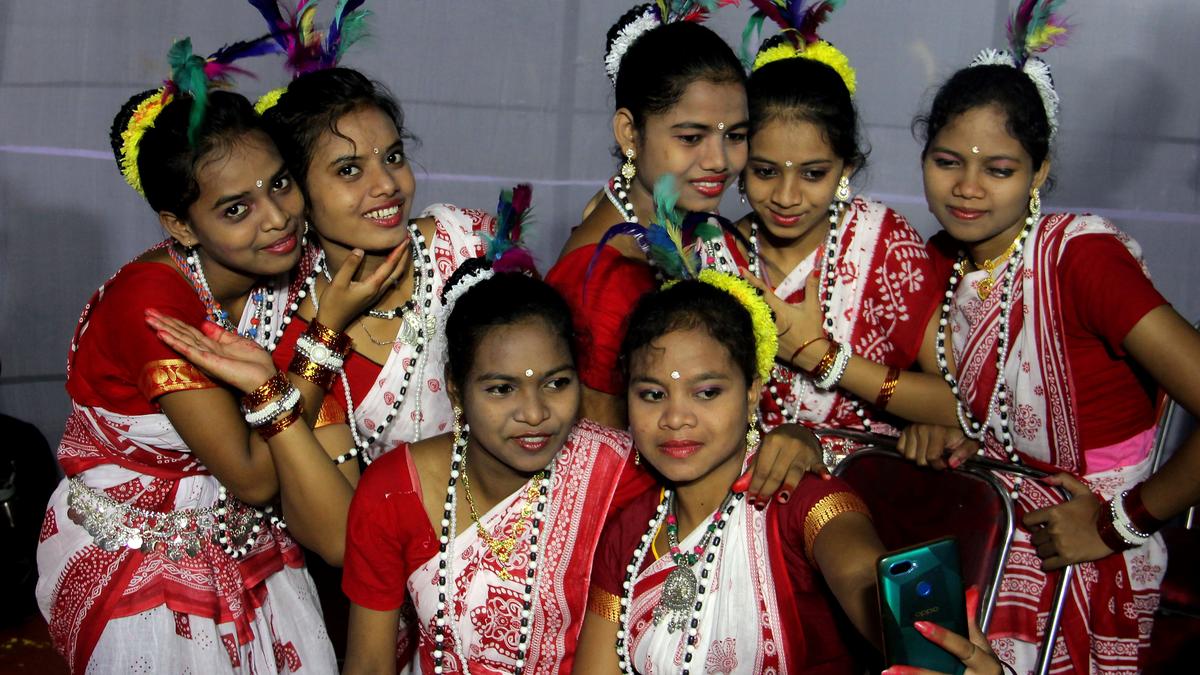 COVID-19 protocol, fear hit Odisha’s tribal dance performances - The Hindu