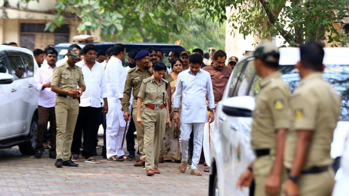 Ballari clash: Case booked against Janardhan Reddy, 10 others in banner ...