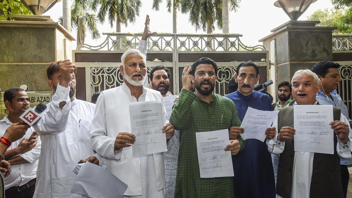 Congress leaders slam Azad’s resignation - The Hindu