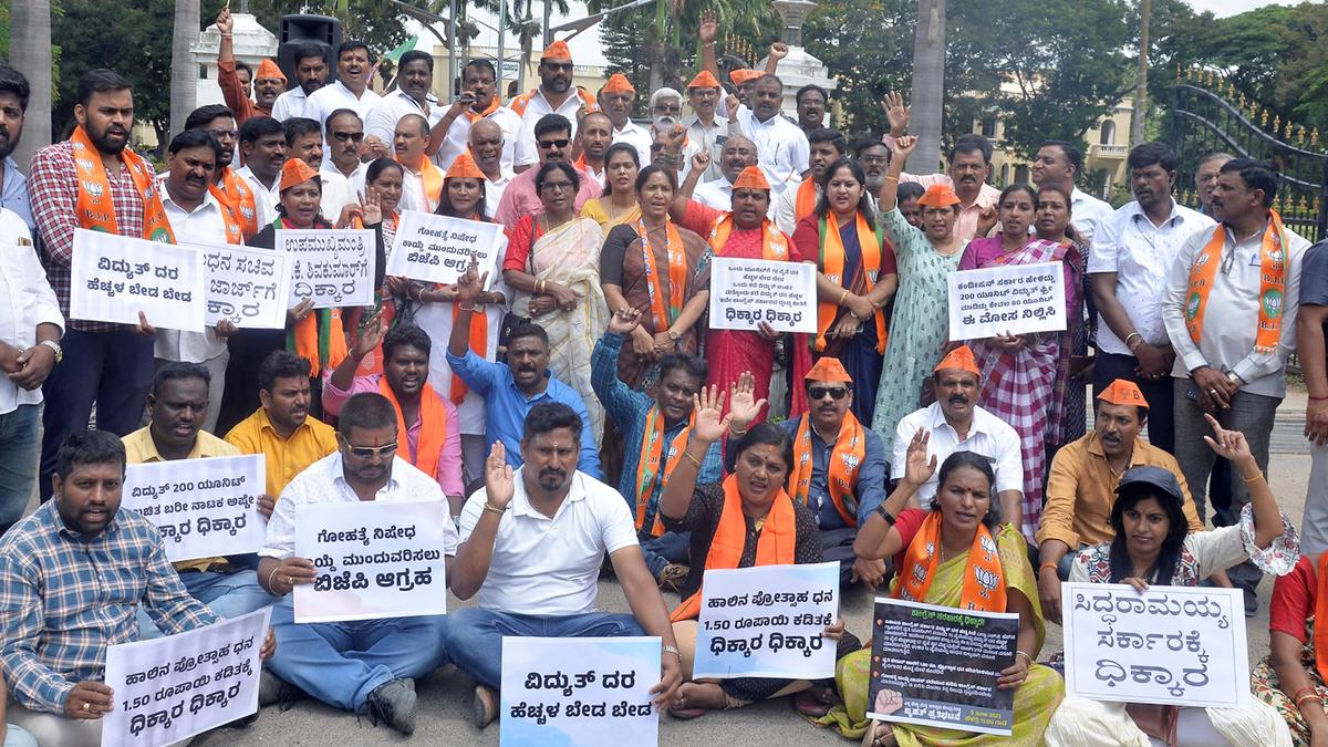BJP workers protest against Congress govt.’s decision to restrict free ... BJP workers protest against Congress govt.’s decision to restrict free ...