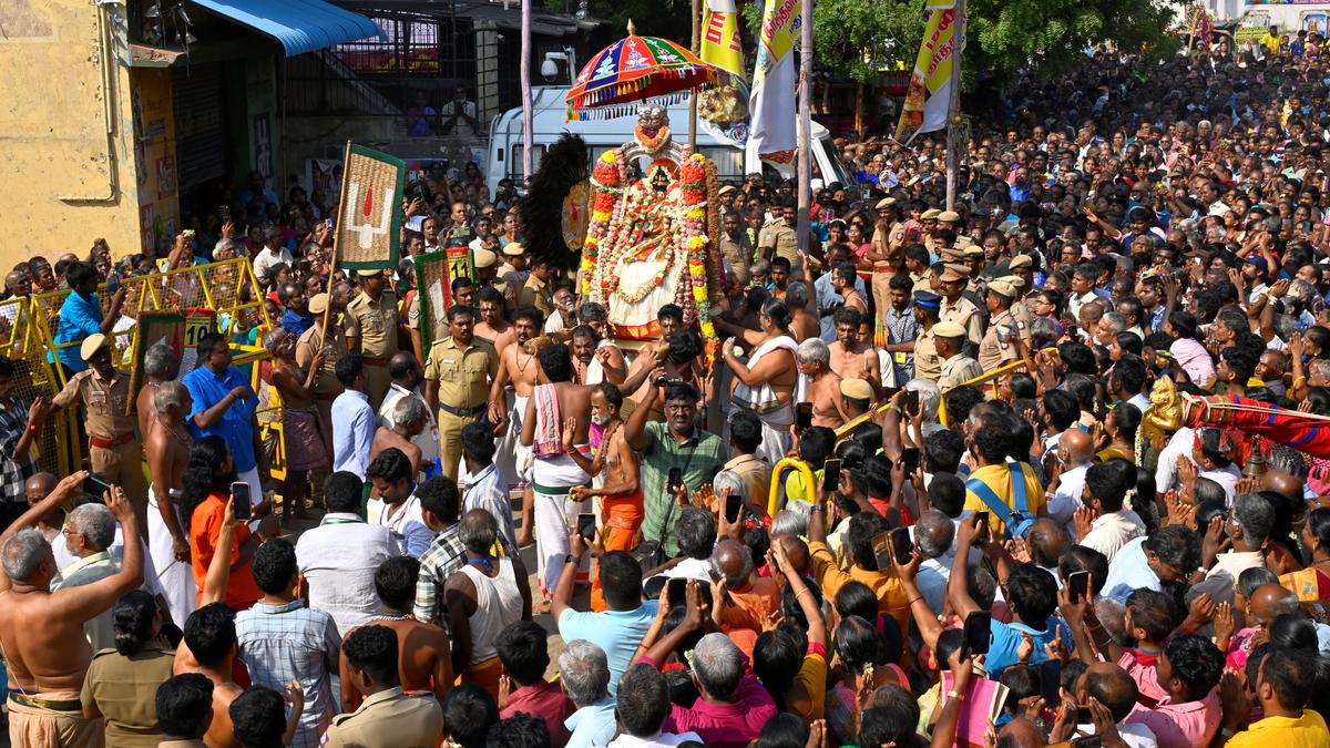 Devotees witness ‘Mohini avataram’ of Lord Kallazhagar - The Hindu