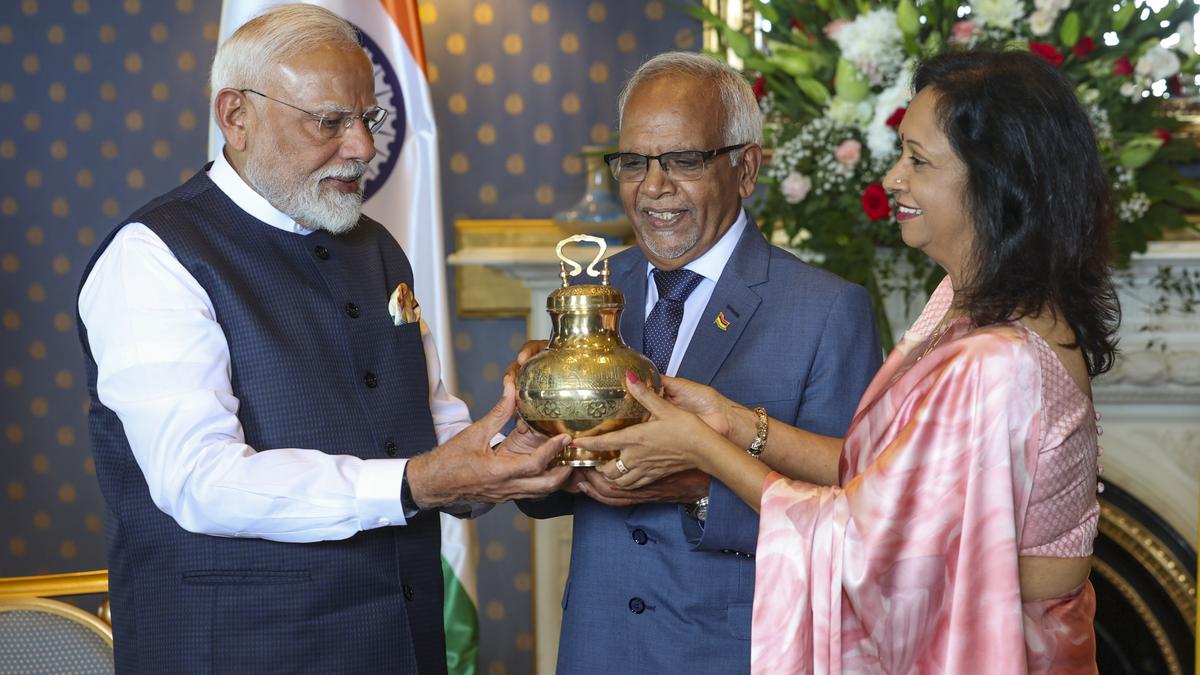 Modi calls on Mauritian President, discusses ties - The Hindu