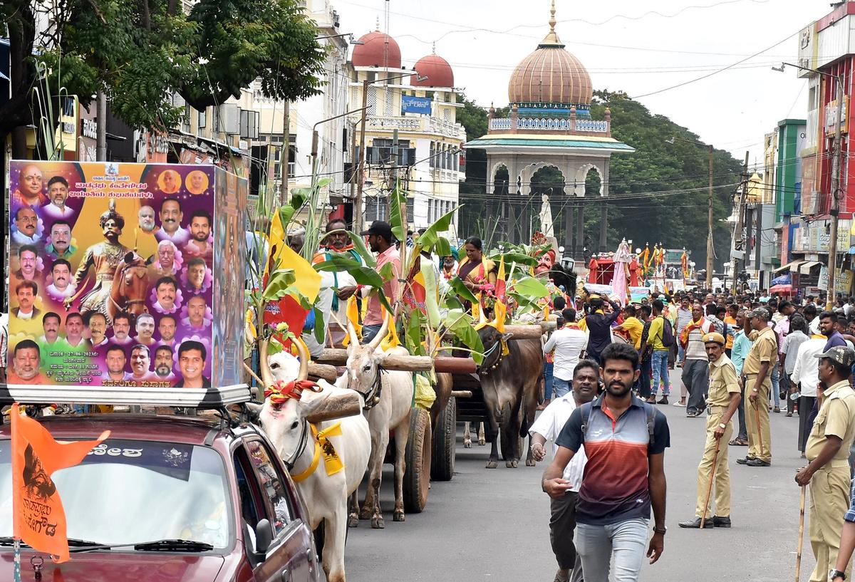 Grand procession marks Kempe Gowda Jayanti in Mysuru - The Hindu