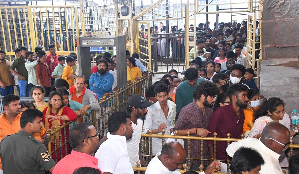Heavy inflow of devotees at Srisailam temple, special sevas stopped ...