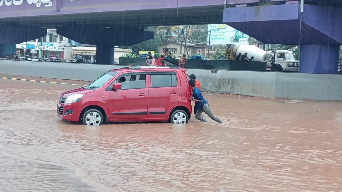 Pumpwell flooded, vehicles stranded for over two hours - The Hindu