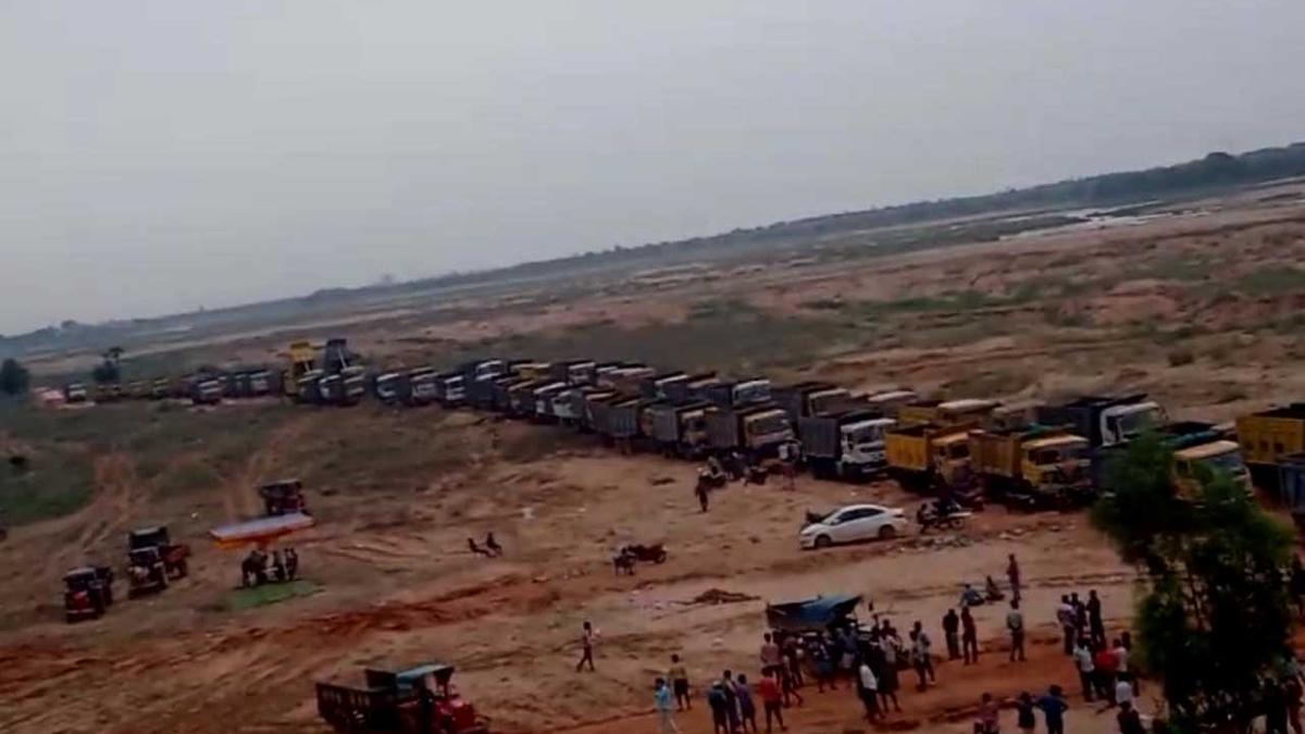Sand runs out of stock at Pallipadu in Nellore district, locals allege ...