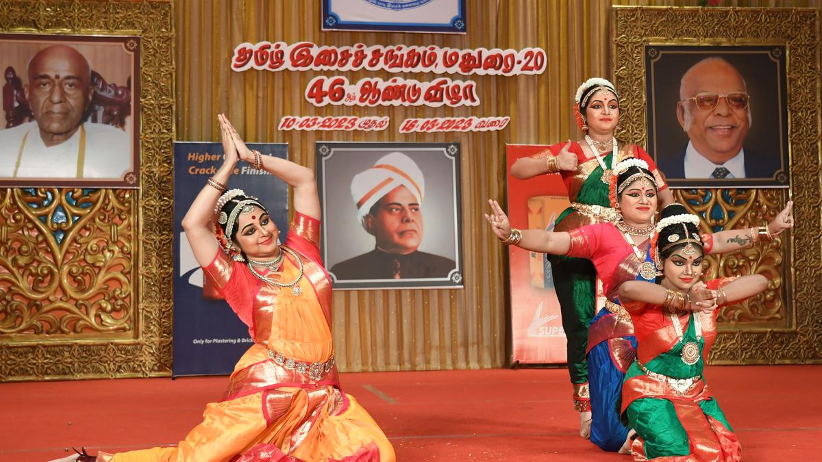 Mohul Mukherjee, along with her students, stage ‘nrutyanjali’ - The Hindu