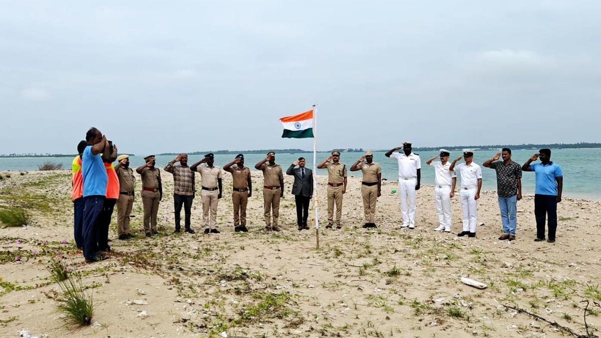 Tricolour unfurled on uninhabited islands in Ramanathapuram - The Hindu