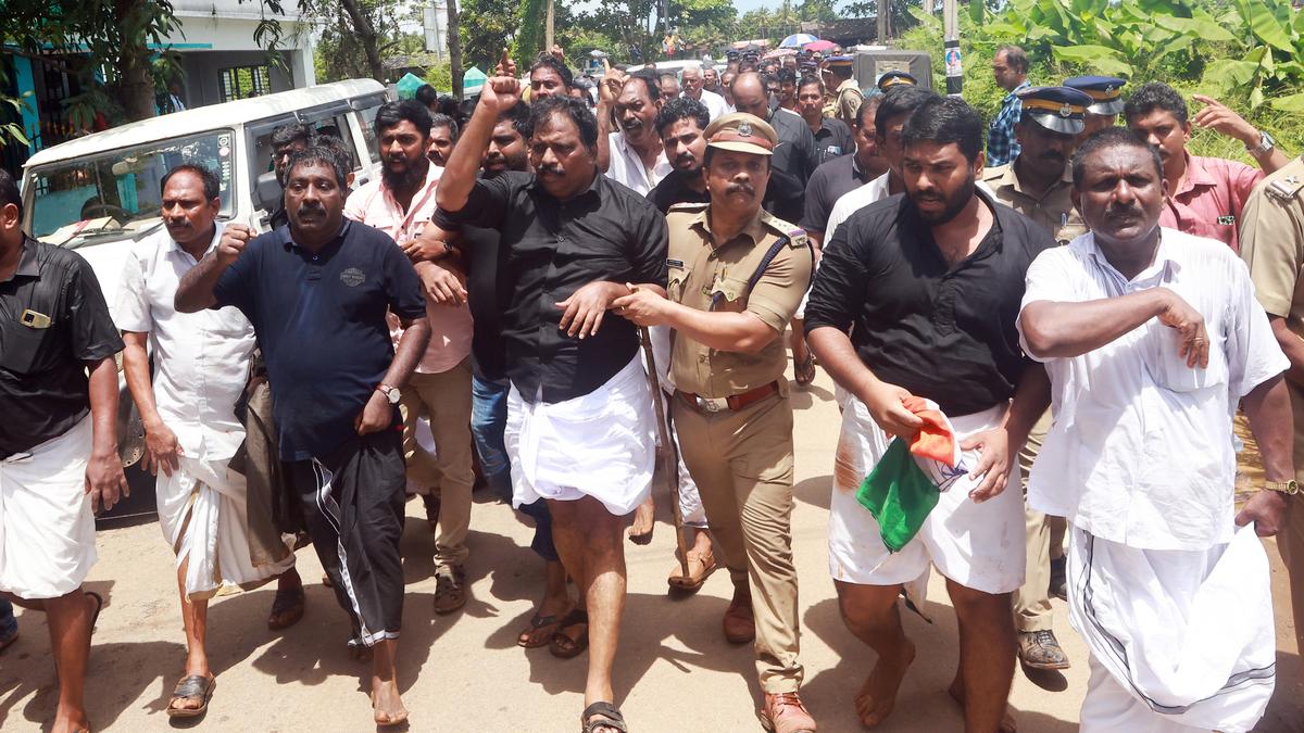 UDF protest march demanding payment for paddy procured turns violent ...